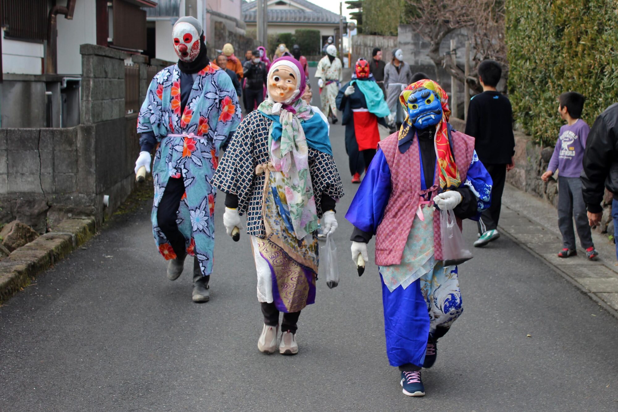 荒ぶる仮面神軍団が集落を黒く染め上げる！鹿児島・指宿「メンドン祭り」で無病息災／奇祭巡り｜webムー 世界の謎と不思議のニュース＆考察コラム